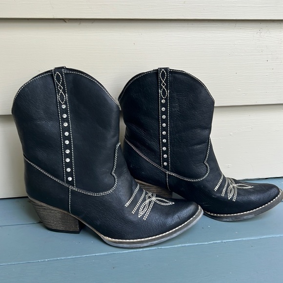 Very Volatile | Shoes | Very Volatile Black Leather Cowgirl Boots ...
